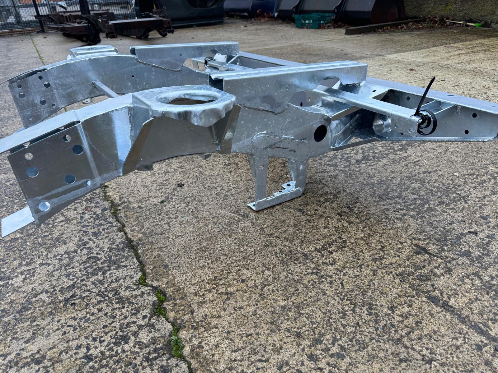 Defender 90 Td5/Puma Rear Crossmember with 900mm Extensions - Quarter ...